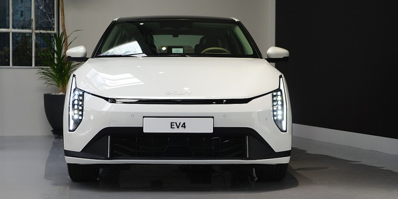 기아 EV4 공개, 주행거리 533km..사전계약은 3월 | 탑라이더