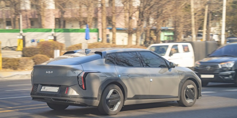 "뒷모습은 적응이 안되네" 기아, EV4 도로에서 보면 이런 느낌 | M투데이