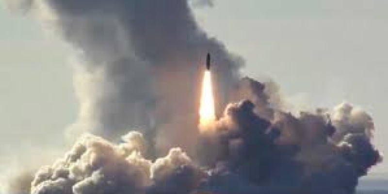 트럼프, 푸틴한테 깜짝 놀란 이유! 러시아 사거리 12000km SLBM 미사일 발사 | 군사돋보기