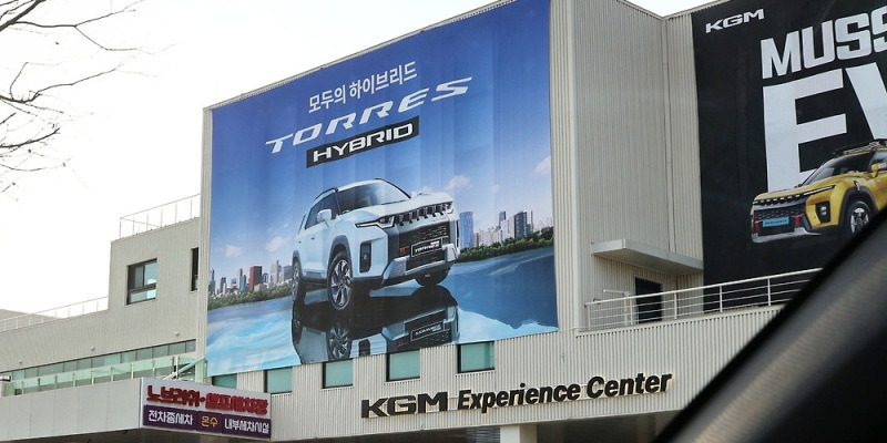 기대를 상회하하는 완성도, KGM 토레스 하이브리드 T7 시승기 | 엔카매거진