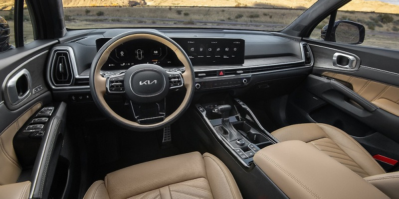 "3,867만 원·15.7km/L" 카니발은 이제 이길 수 없는 존재가 된 국가대표 SUV | 구름을달리다