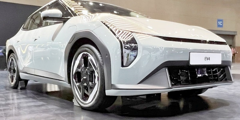 이렇게 예쁜데 '단돈 3천만 원'.. 기아 EV4, 실물로 보면 이렇습니다 | 오토포크