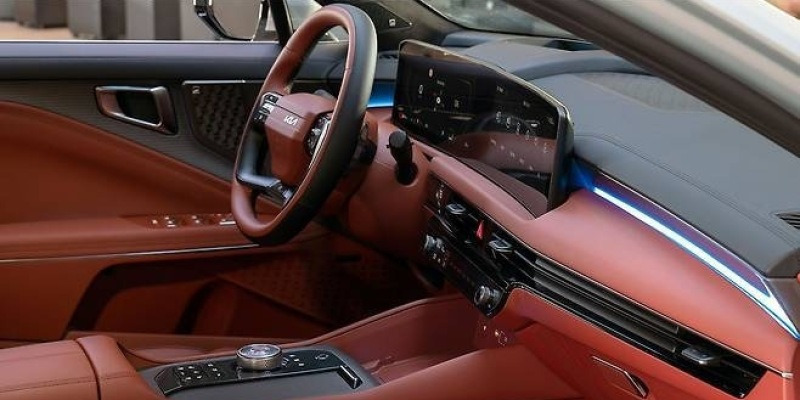 "18.1km/L, 4,372만 원부터" G80보다 뒷좌석 만족도 높은 세단, 기아 K8 | 구름을달리다