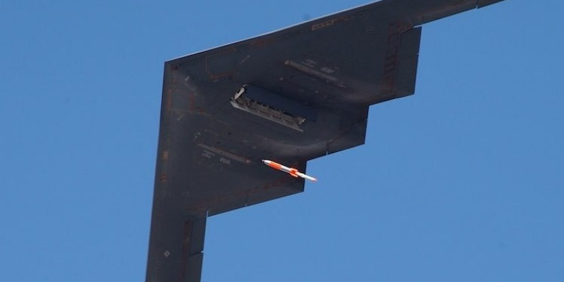 이란! 후티! 끝장난다! 미국 B-2A 스텔스 폭격기에 B61-12 전술핵폭탄 준비완료! | 군사돋보기