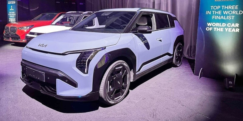 기아 EV3, BMW X3마저 압도! ‘세계 올해의 차’ 석권 비결은? | 두맨카