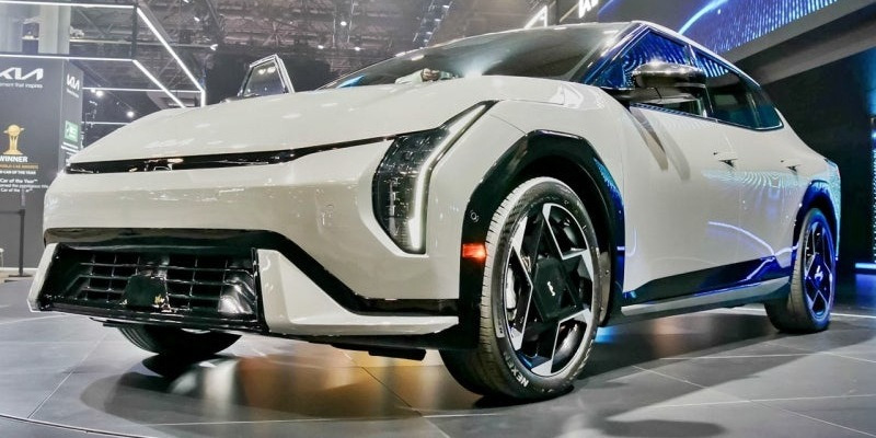 테슬라 모델3를 위협하는 기아 EV4, 혁신과 실용성 모두 잡았다 | 두맨카