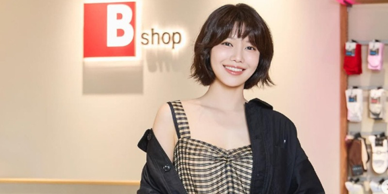 "172cm 49kg 그녀, 이렇게 예뻤었나?" 체크 원피스 하나로 행사장 '올킬' | 오늘뭐입지