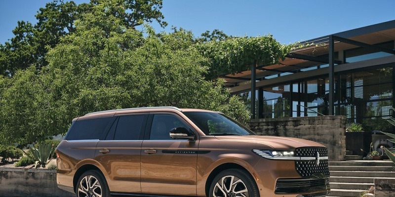 “제네시스 GV80보다 크다”…링컨 네비게이터, 초대형 SUV 경쟁 신호탄 | EV-Hotissue