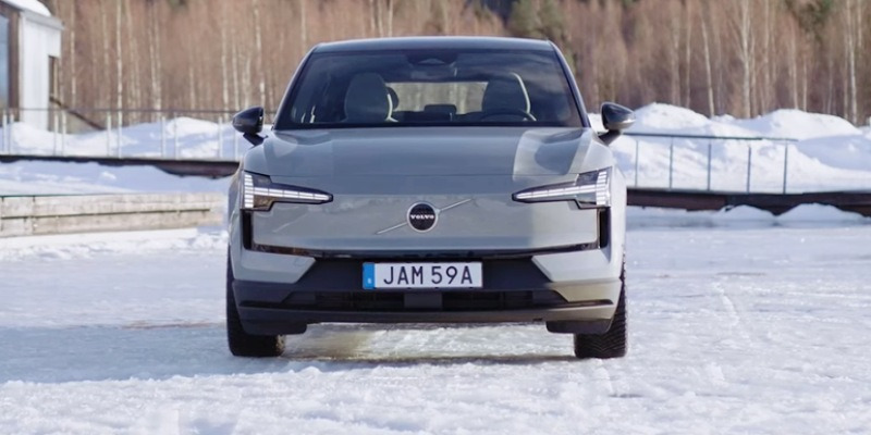 351km 주행·제로백 5.3초… EV3 오너들 마음 흔드는 EX30 | EV-Hotissue