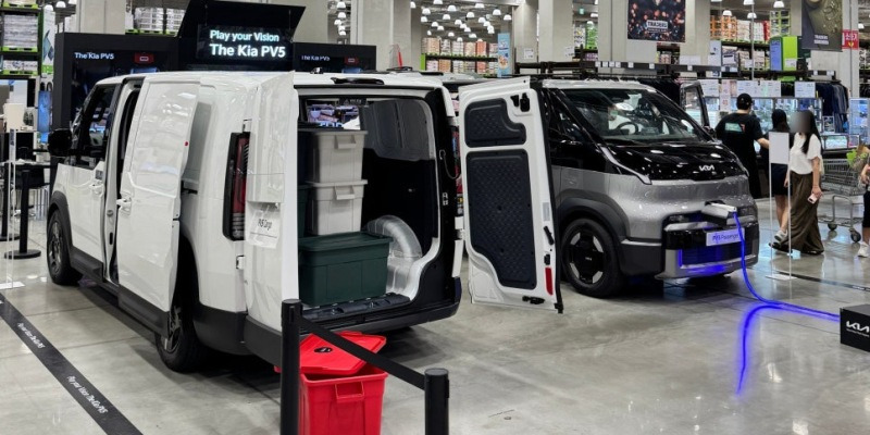 기아 PV5, 이제는 쇼핑몰에서도 만난다… 소비자 반응은? | EV-Hotissue