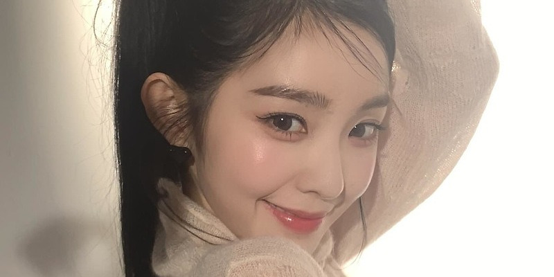 KGMA MC 확정한 아이린, 시스루 니트 셀피로 근황 예열 | K스타패션