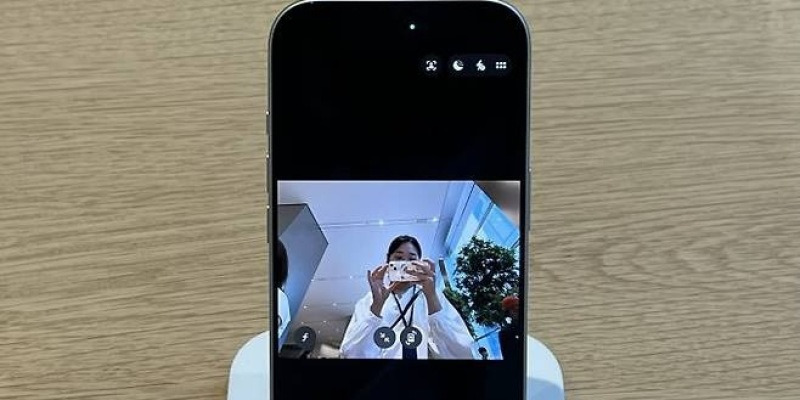아이폰17 전면카메라 24MP vs 아이폰16 12MP, 픽셀 단위로 뜯어본 차이점이 실화 | 잇 플레이스